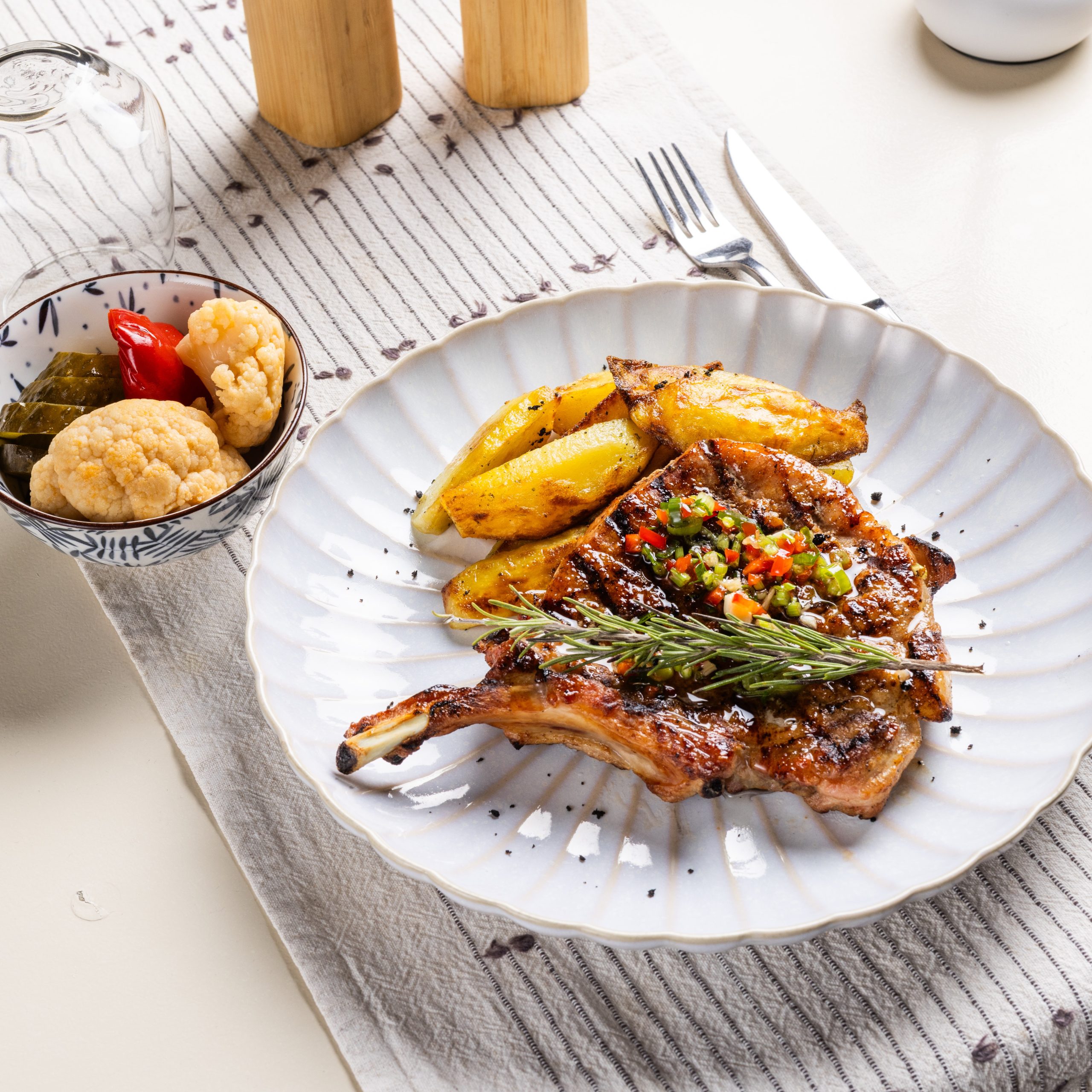 Tomahawk de porc la gratar - Livrare Bucuresti si Ilfov - Chefsuperfood